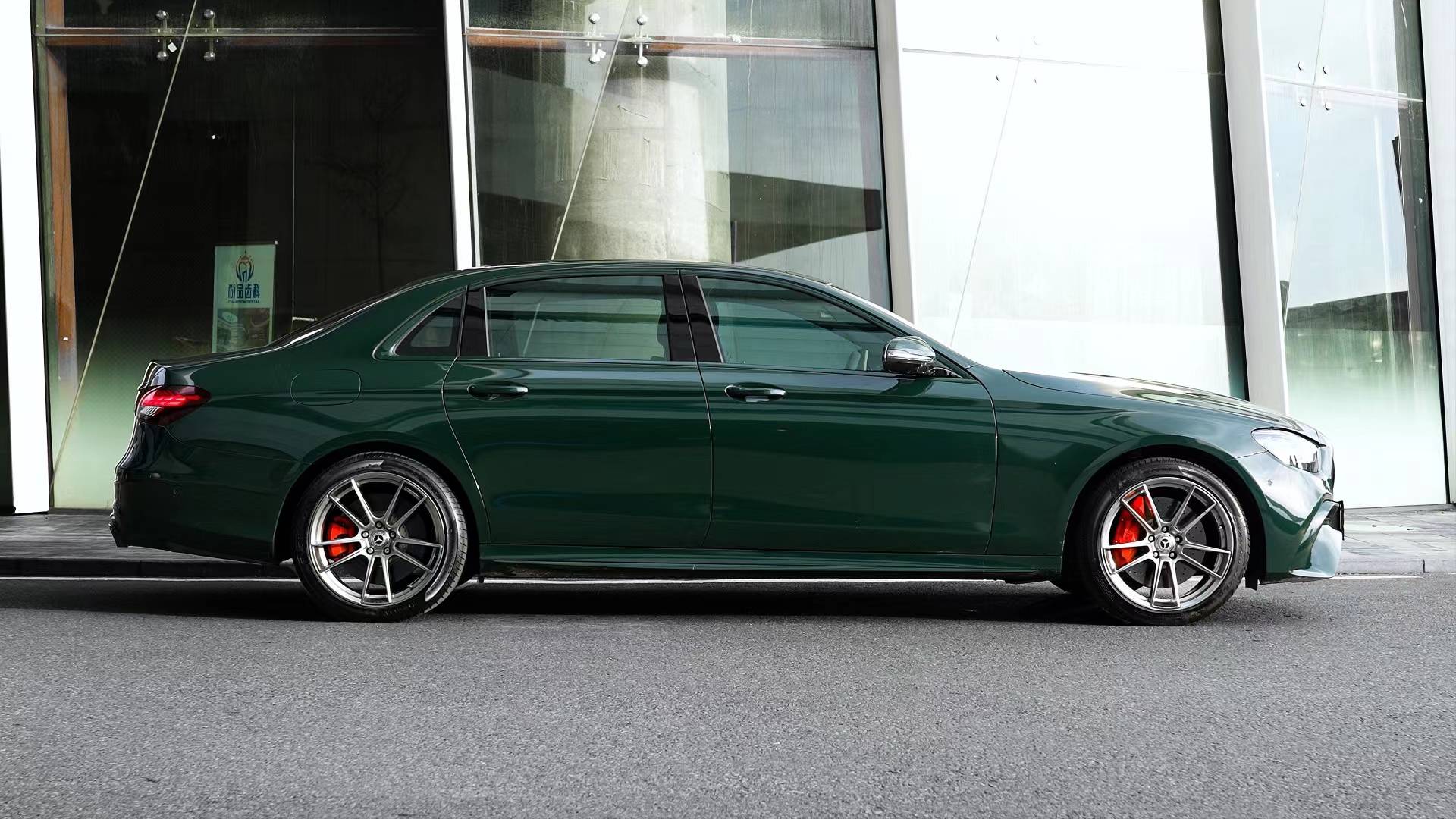 奔驰E63-EKFILM改色膜深翠绿，自带文艺的高级感_搜狐汽车_搜狐网