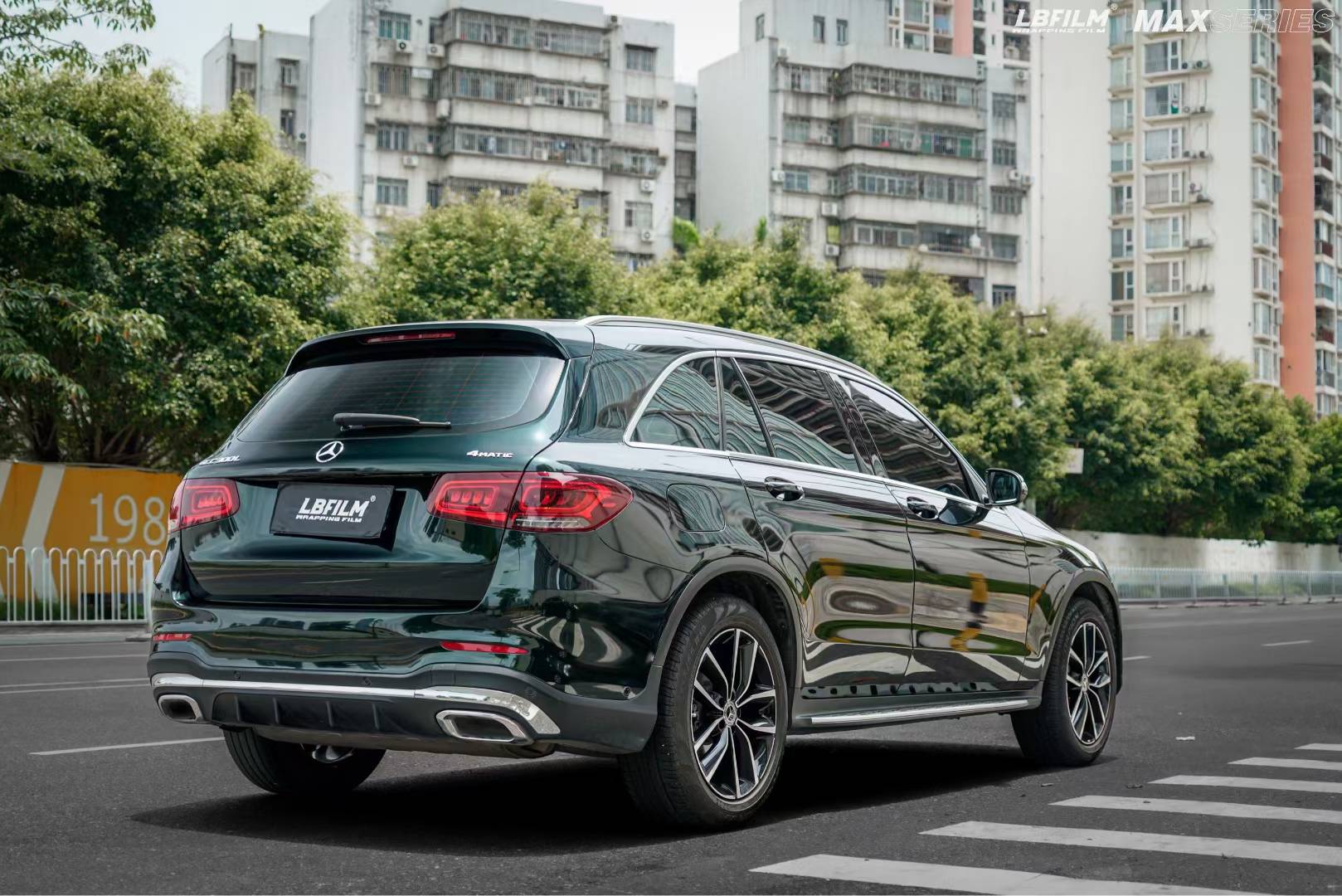 奔驰GLC300L-LB改色膜原厂漆祖母石绿，最高级的绿色_搜狐汽车_搜狐网