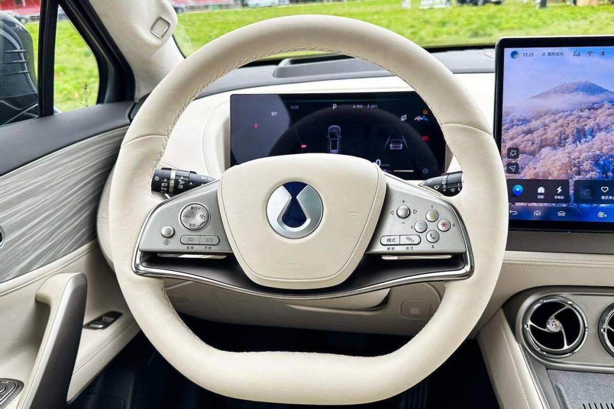 解读全新腾势N8，定位中大型SUV，4.3破百，31.98万元起能火？_搜狐汽车_搜狐网