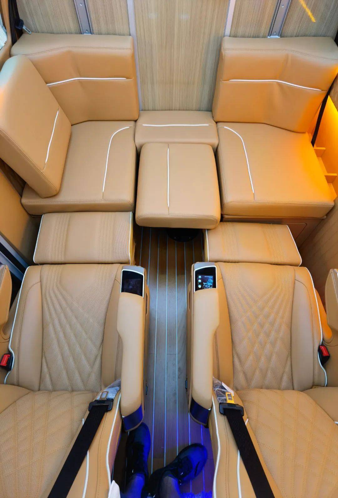 福特V362小房车，外观小巧内饰奢华 都市通勤旅居皆可，趣蜂B680_搜狐汽车_搜狐网