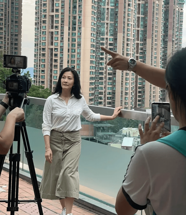 陈慧珊香港大学亮相，身材走样依旧风采照人，不愧90年代TVB花旦 -6park.com