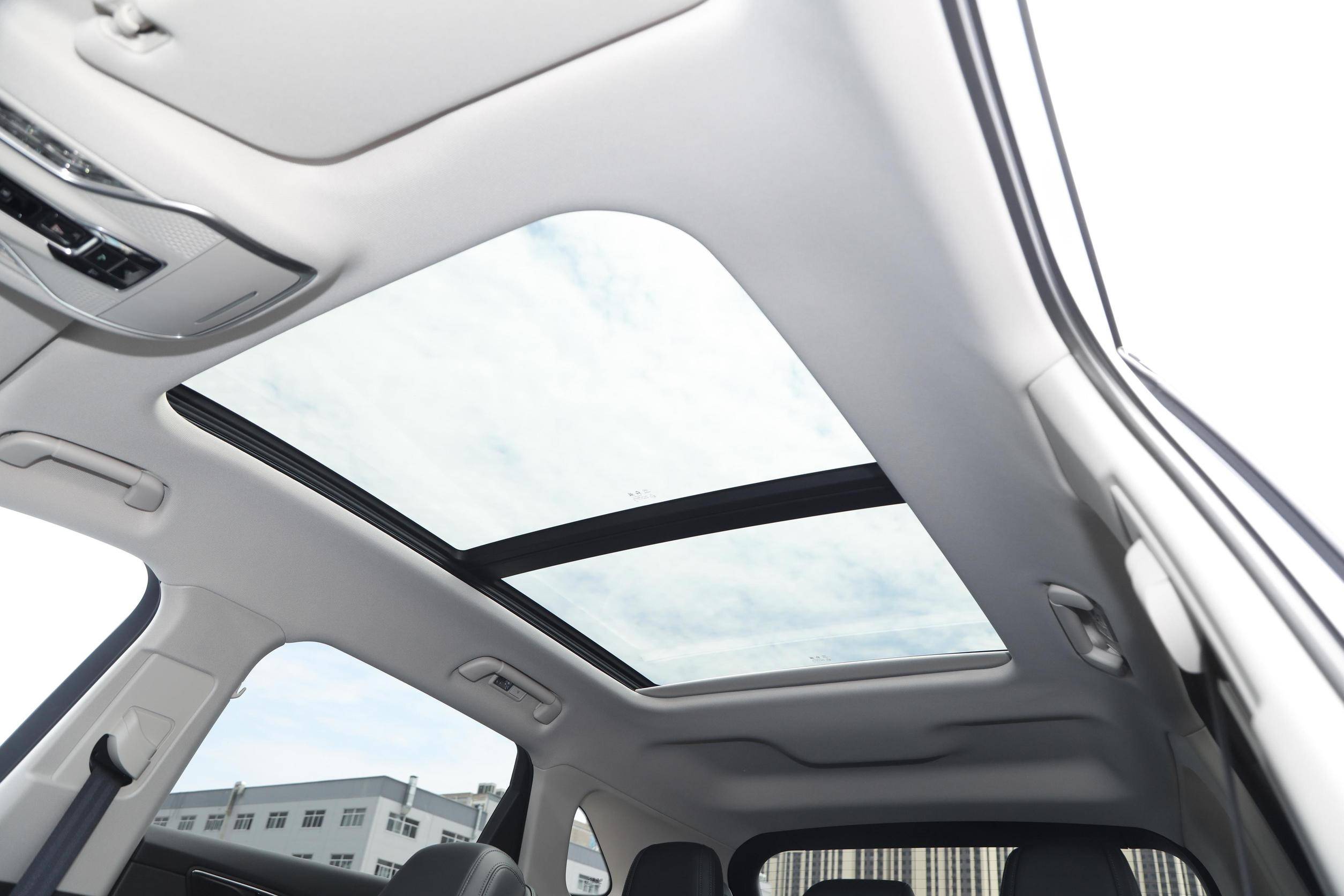 19万多提了台顶配红旗HS3，配置丰富，四驱6.9s破百，超出期待了_搜狐汽车_搜狐网