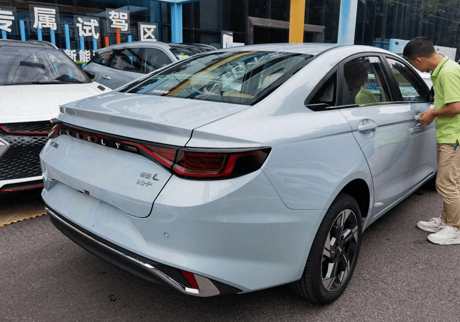 十来万还买秦PLUS？帝豪L HiP冠军版实拍，造型运动，续航达1300km_搜狐汽车_搜狐网