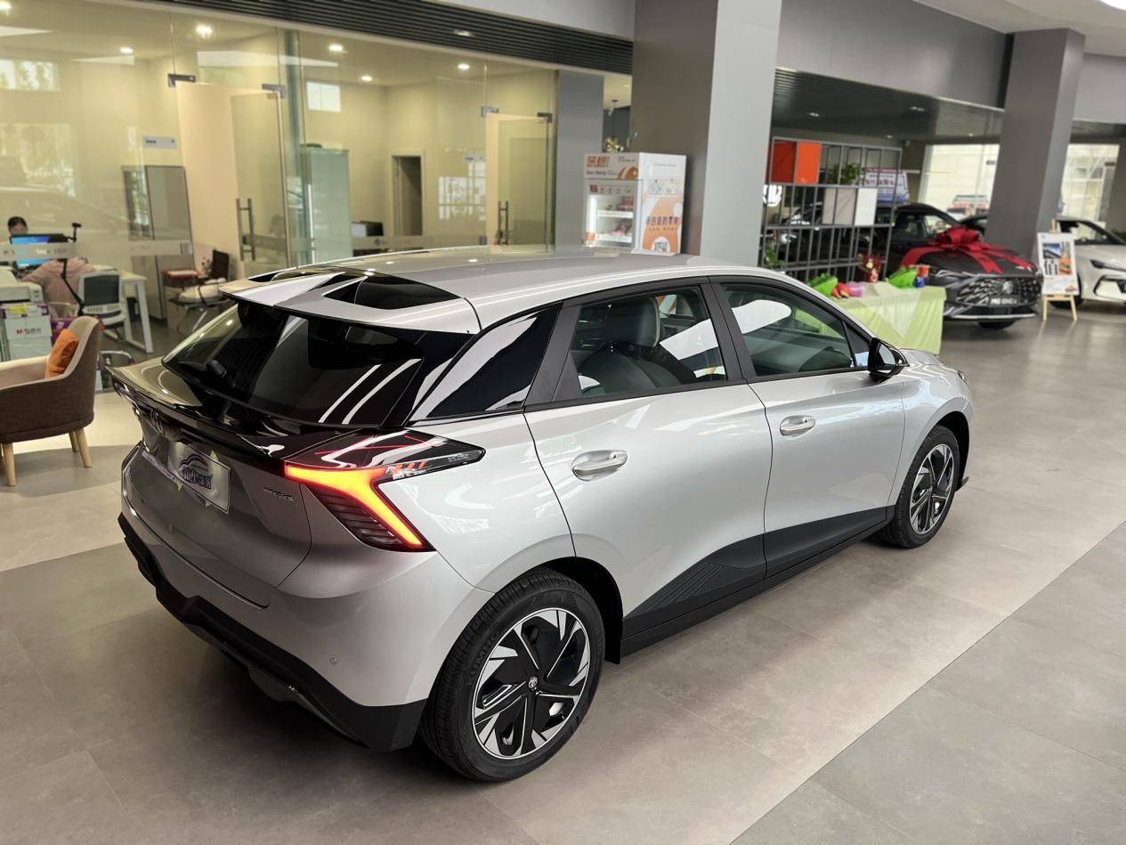 限时售价11.58万元的运动纯电座驾，MG4 EV出海冠军版到店实拍_搜狐汽车_搜狐网