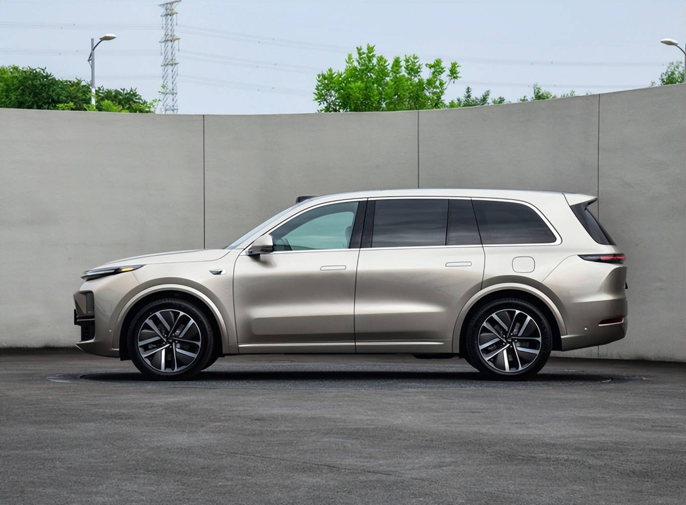 问界M7大定破30000+，比理想L9“好一倍”，余承东要在Q4阻击李想_搜狐汽车_搜狐网