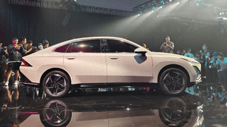 最便宜的插混？长4835mm，3.98个油，五菱星光来了_搜狐汽车_搜狐网