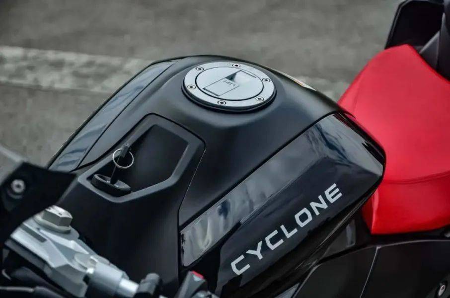 赛科龙RC250赛道版：性价比飙升，面对春风250SR怎么选？_搜狐汽车_搜狐网