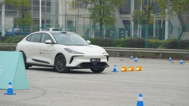 驾车难题“一键搞定” 体验智己LS6“超能智驾 第6空间”_搜狐汽车_搜狐网