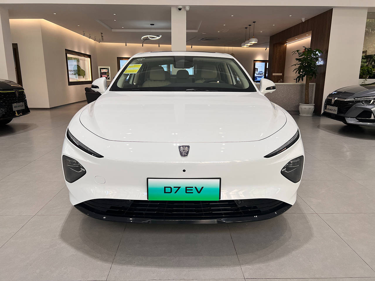 和比亚迪海豹抢蛋糕？最长续航610km，荣威D7 EV到店实拍_搜狐汽车_搜狐网