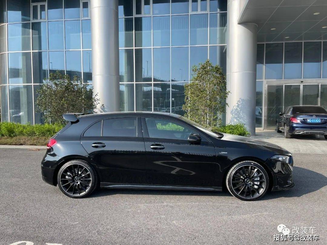 既战斗又姿态的奔驰AMG A35，又帅又快才是"小钢炮"嘛_搜狐汽车_搜狐网