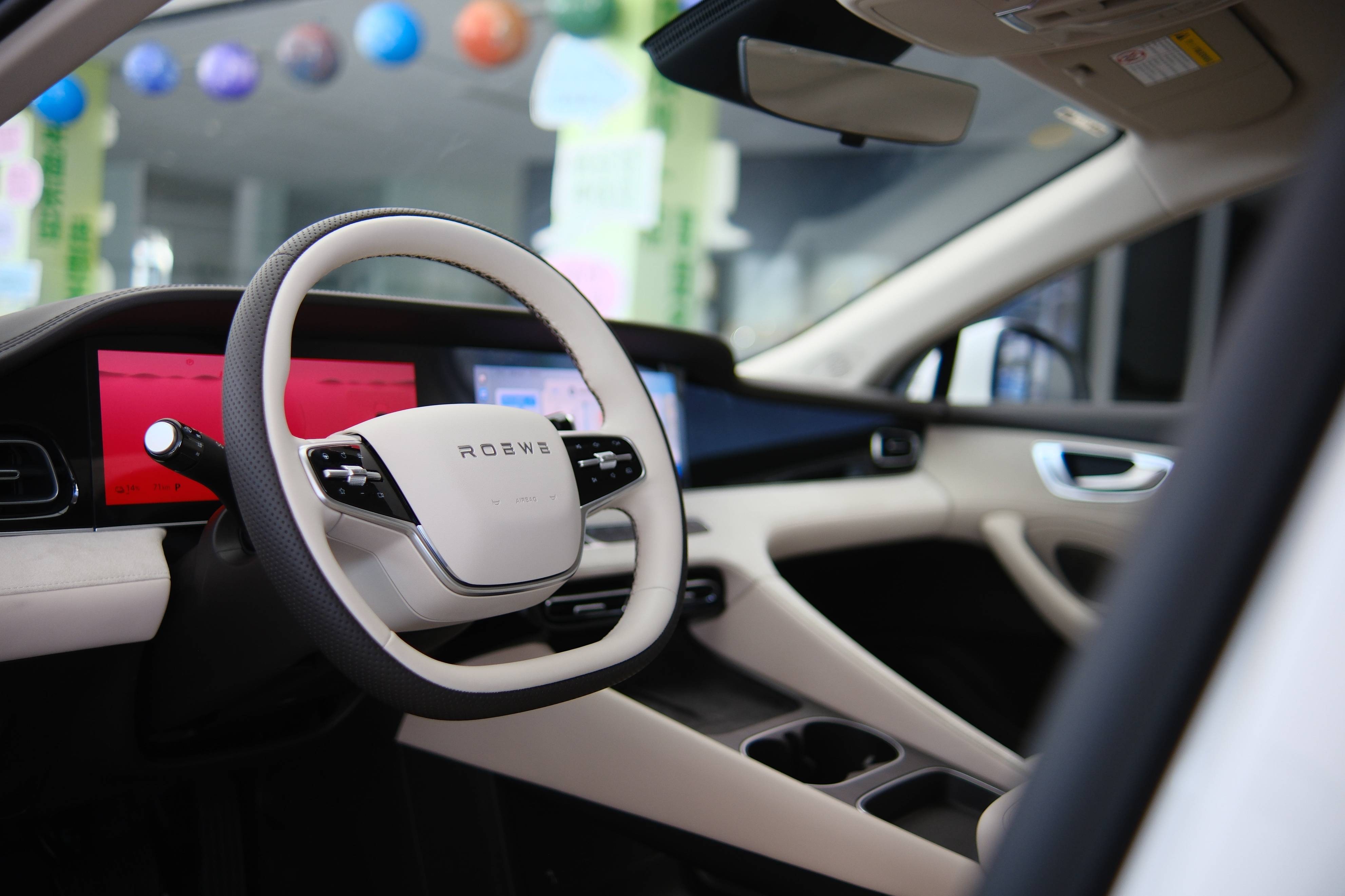 实拍荣威D7 EV：外观颇具未来感，内部舒适实用大空间_搜狐汽车_搜狐网