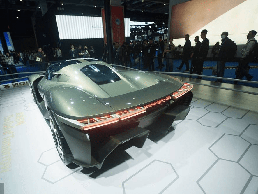 保时捷纯电动概念超级跑车Mission X亮相进博会-搜狐大视野-搜狐新闻