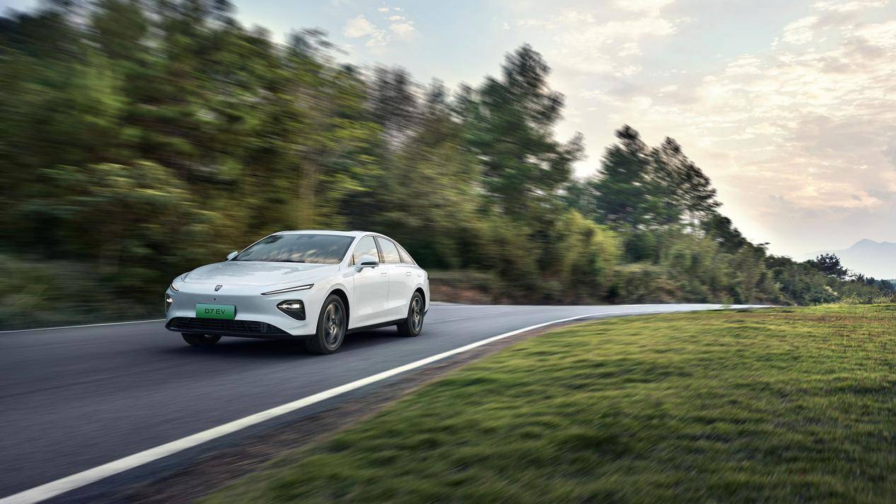 “什么叫越级？”荣威D7 EV完虐比亚迪秦PLUS EV！_搜狐汽车_搜狐网