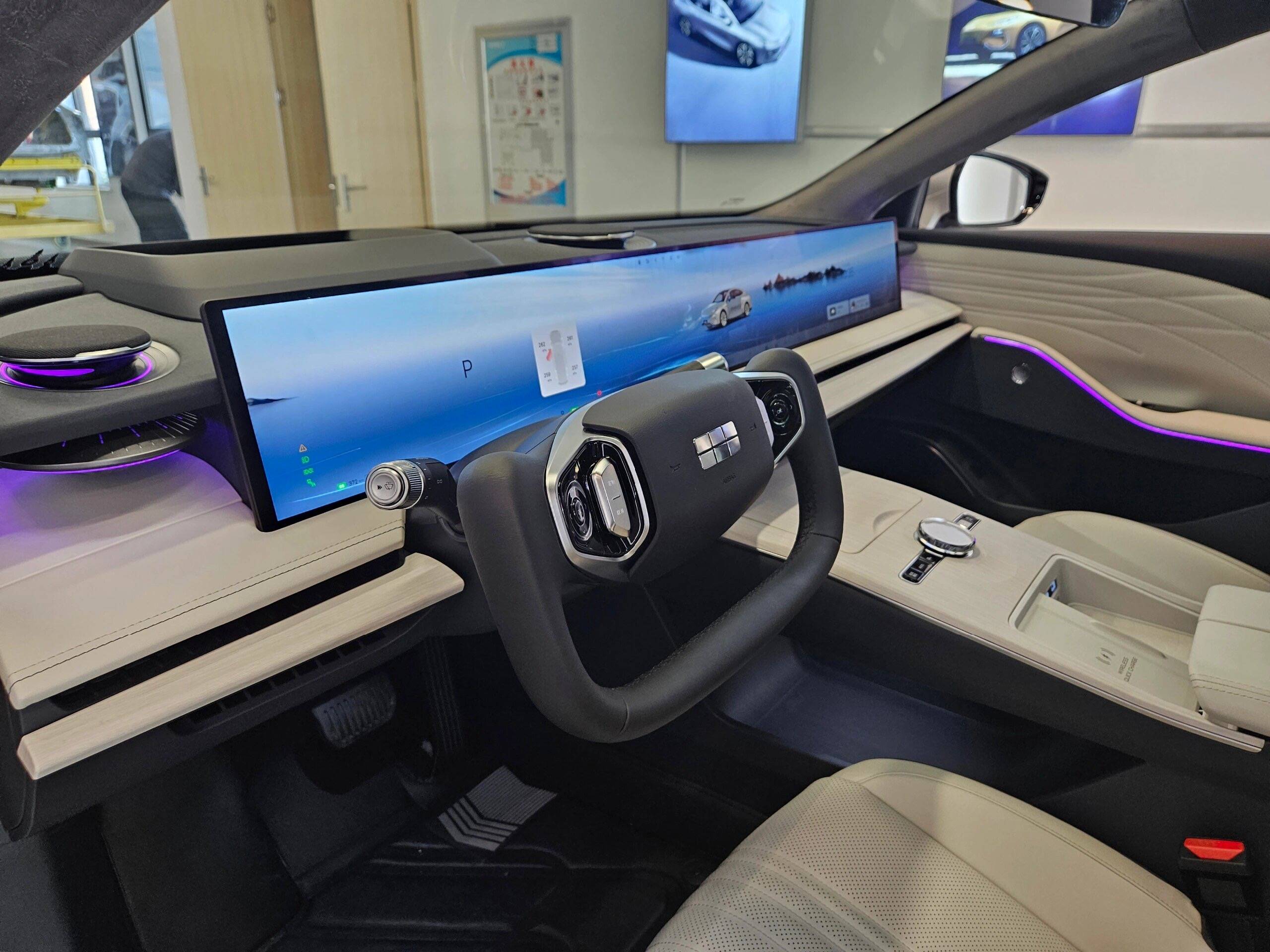 银河E8实车到店，大过汉EV配无框车门，搭646马力+800V超充_搜狐汽车_搜狐网