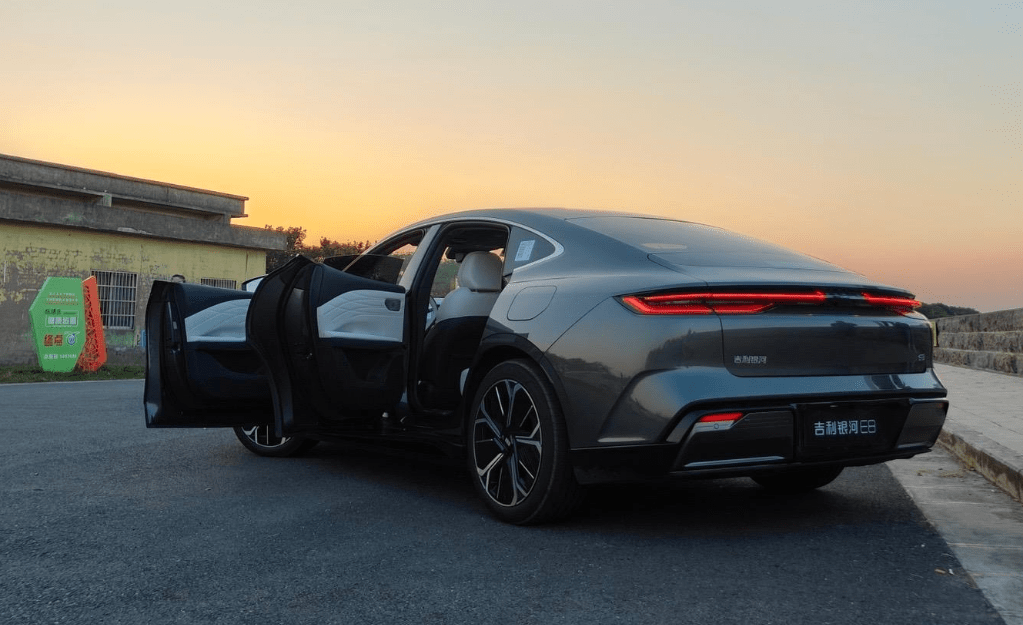 银河E8实车到店，大过汉EV配无框车门，搭646马力+800V超充_搜狐汽车_搜狐网