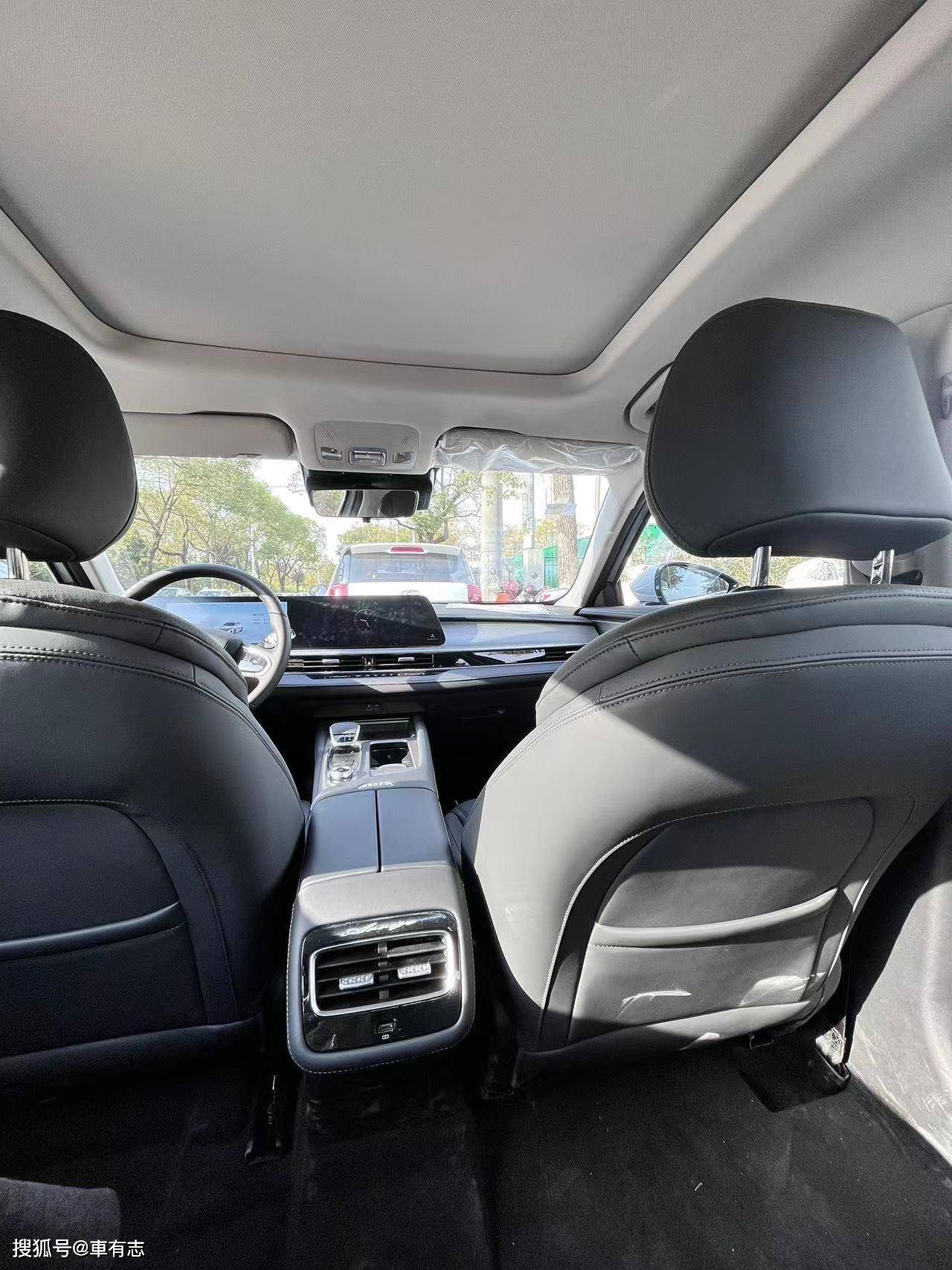 奇瑞风云A8实车到店，外观很运动，搭载1.5T插混动力，百公里1L油_搜狐汽车_搜狐网
