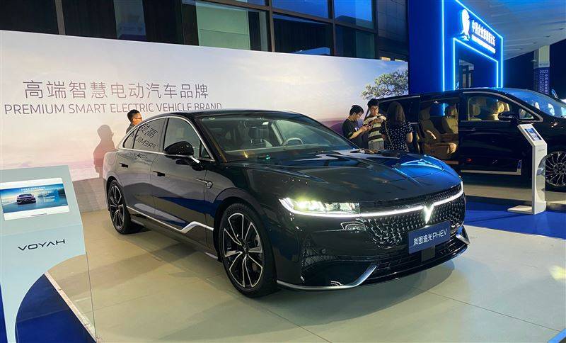 新闻女王助阵，硬刚BBA！岚图追光PHEV上市25.28万起！_搜狐汽车_搜狐网