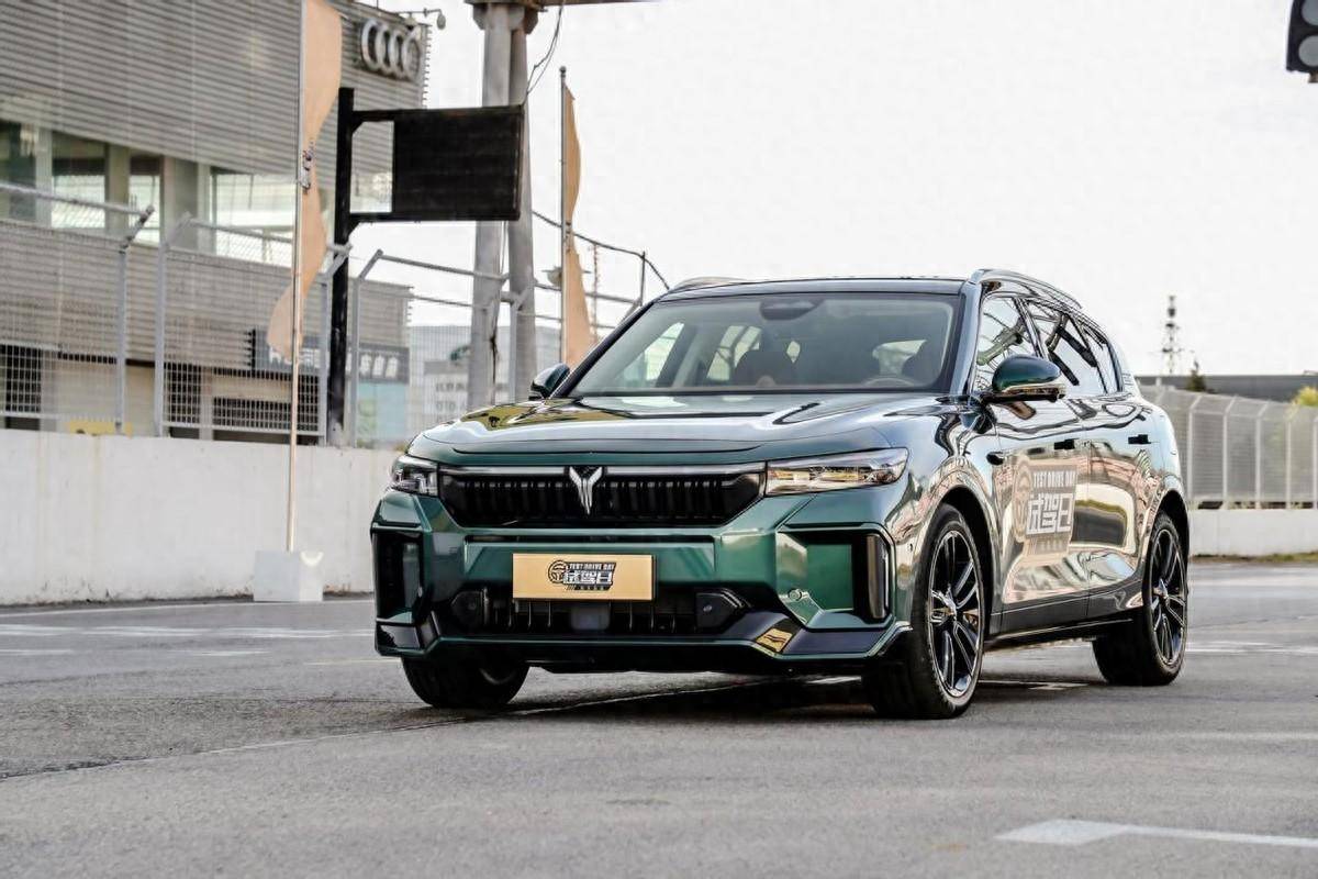 三大SUV大PK！理想L7颜面扫地，问界M7名声尽失，只有它一枝独秀_搜狐汽车_搜狐网