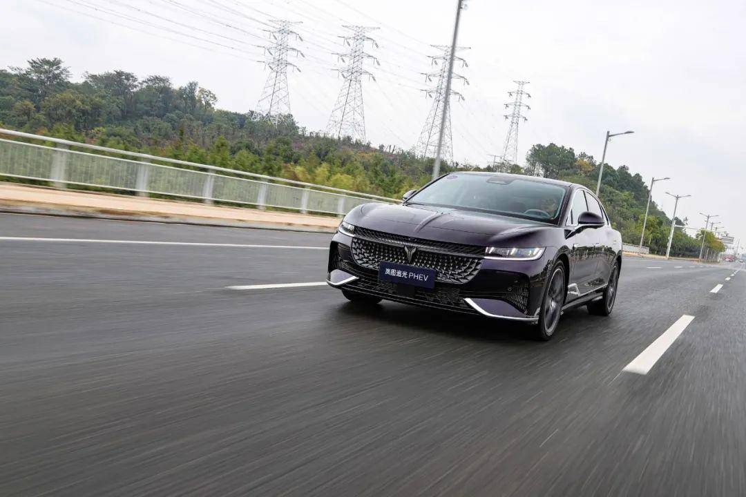CEO级别还需要BBA？岚图追光PHEV树立中国人自己的行政豪华标杆_搜狐汽车_搜狐网