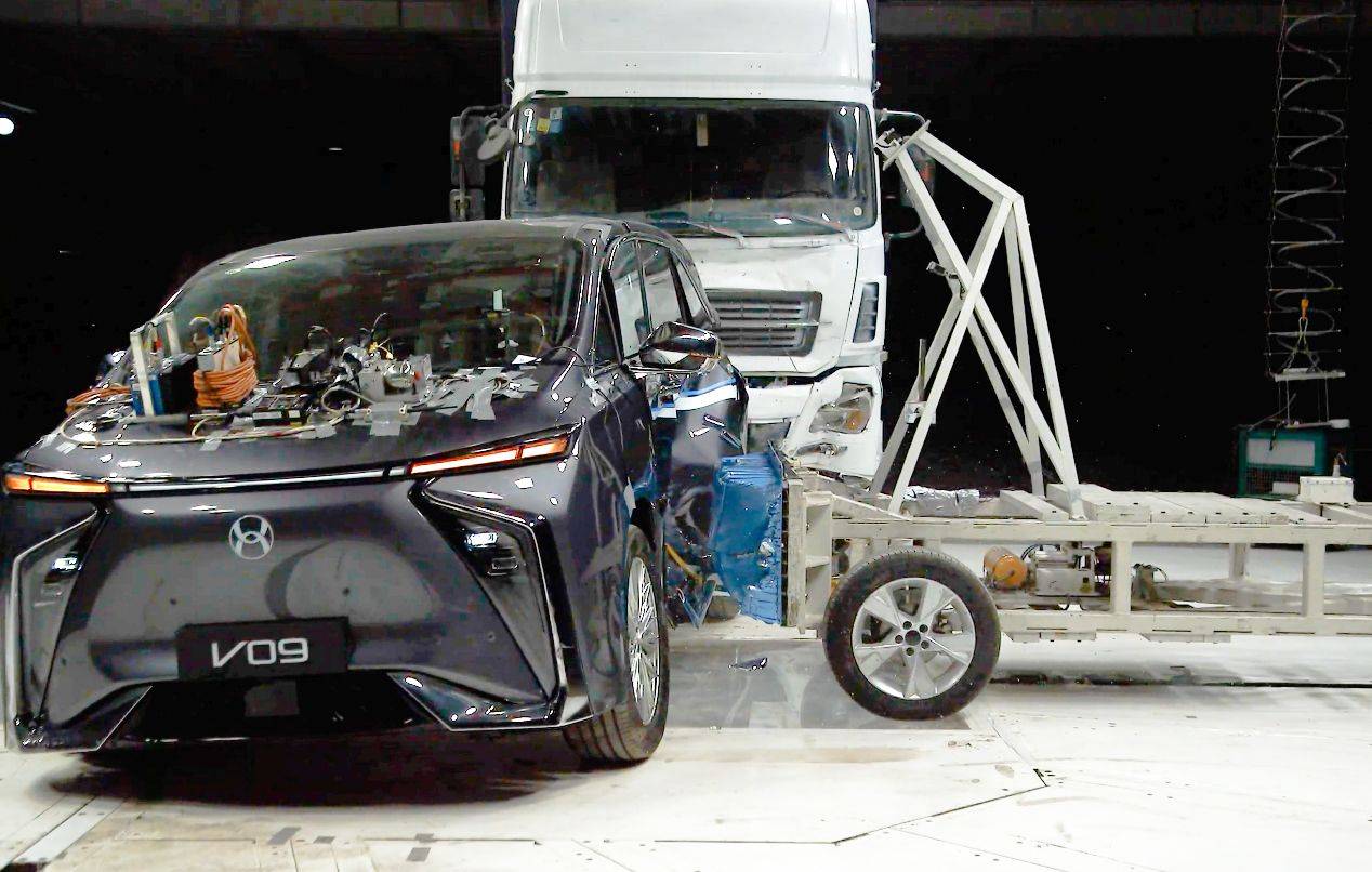 TOP Safety双重极致考验 广汽合创V09诠释纯电豪华MPV安全天花板_搜狐汽车_搜狐网