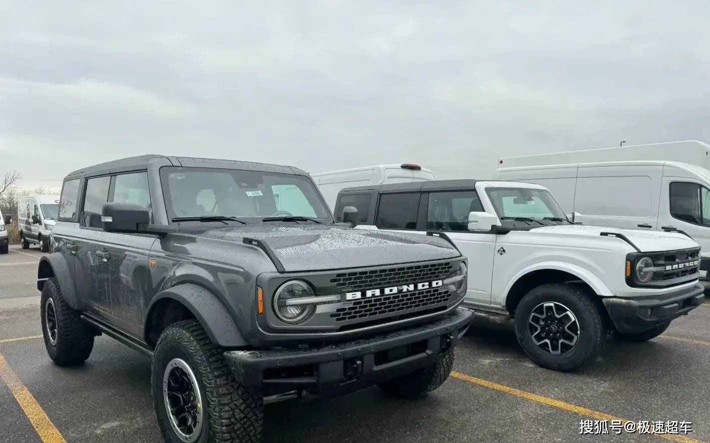 工厂实拍福特BRONCO烈马，大气磅礴，2.3T+8AT，翠绿色涂装真帅气_搜狐汽车_搜狐网