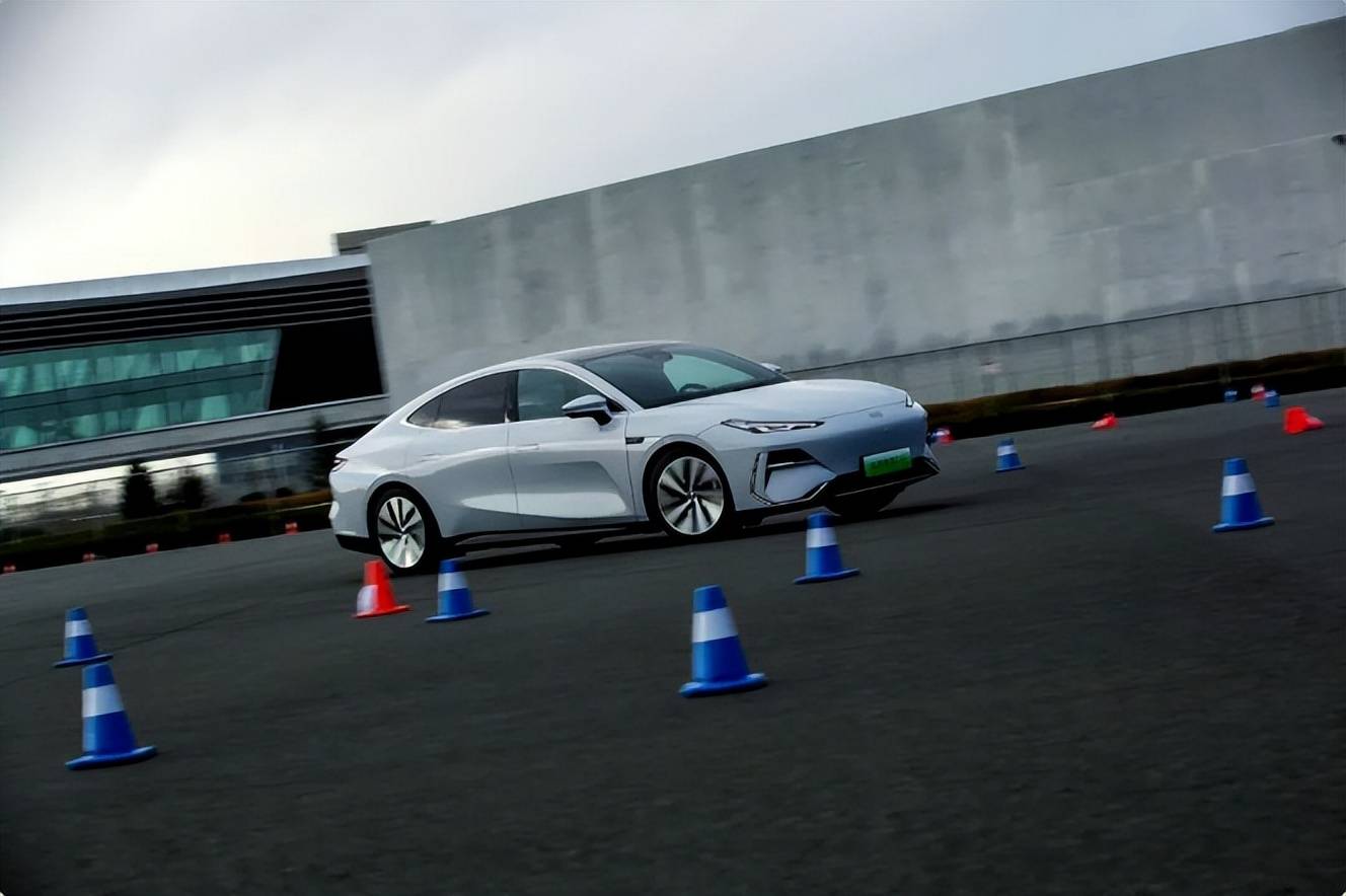 心动不如行动！银河E8预售18.8万元，3.49S极速破百！_搜狐汽车_搜狐网