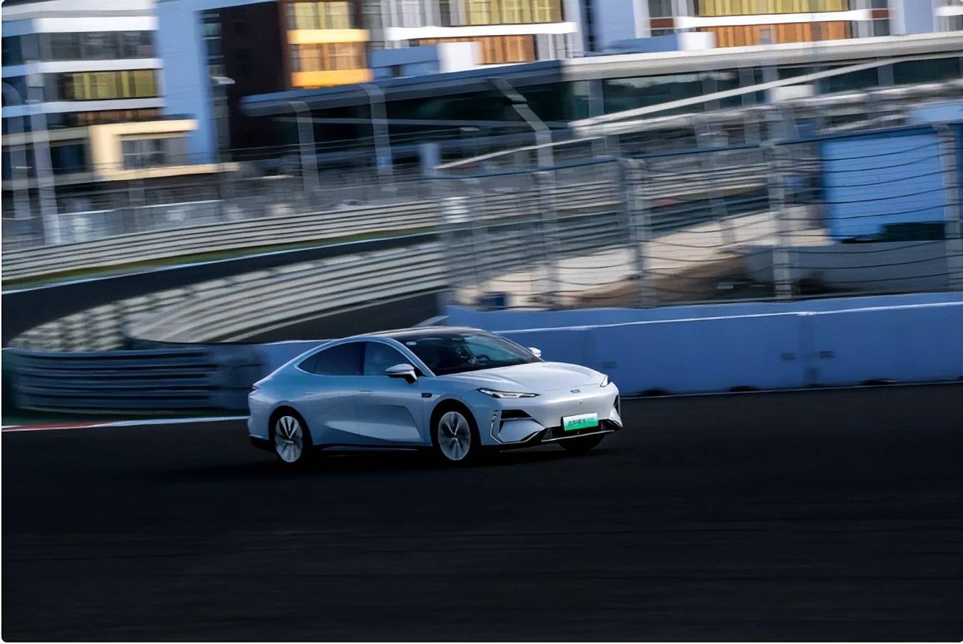 中国最美纯电旗舰轿跑 银河E8开启预售,18.8W的价格到底有多香_搜狐汽车_搜狐网