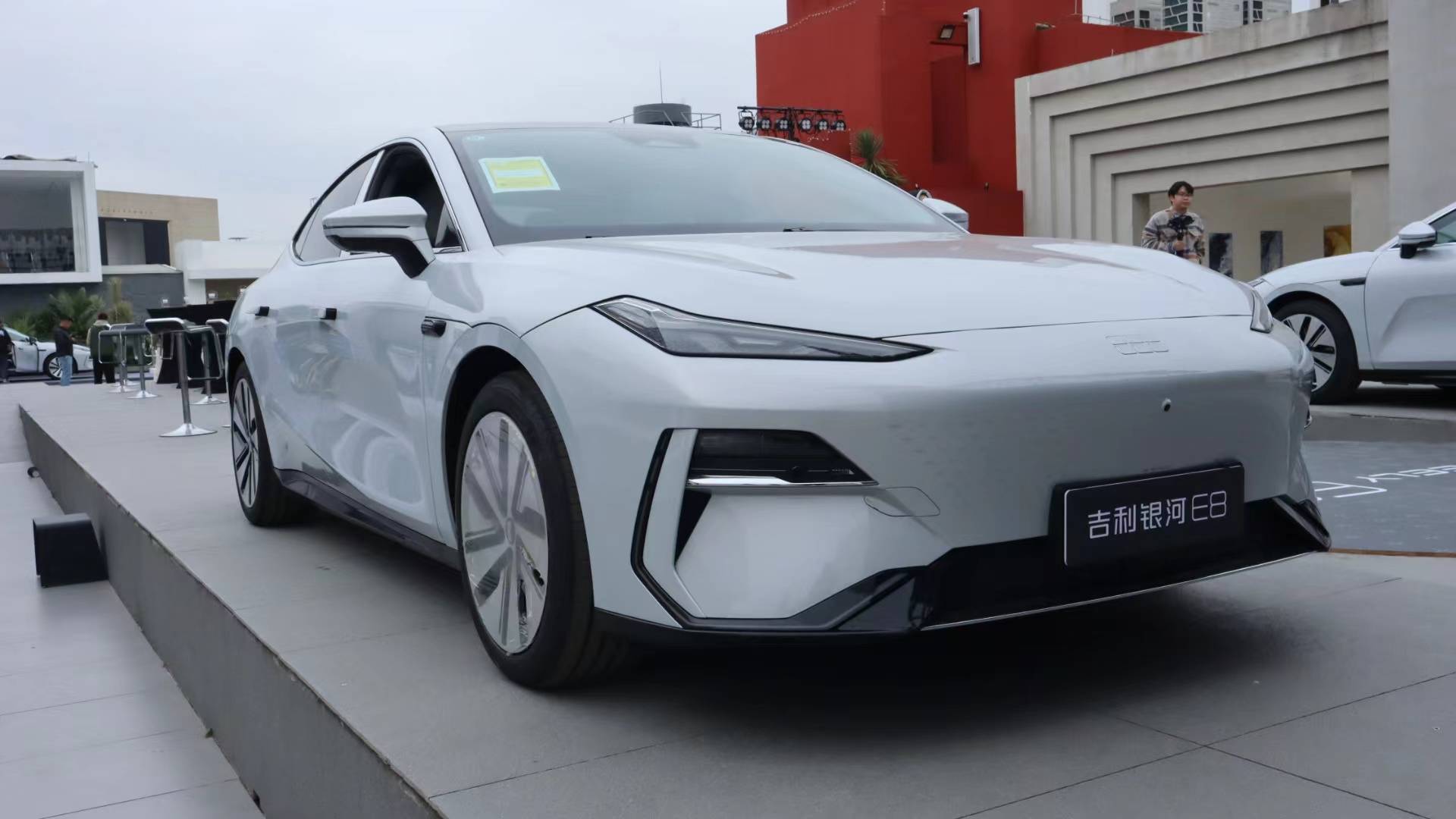 静态体验银河E8，45英寸8K带鱼屏和SEA浩瀚架构都给你安排上_搜狐汽车_搜狐网