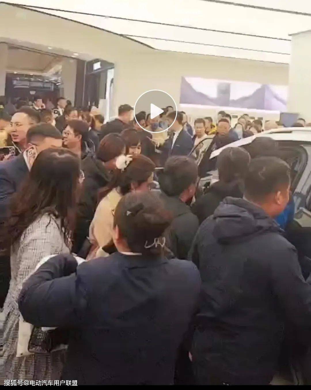 问界M9能锤爆理想L9和BBA？看好者和唱衰者吵翻了！_搜狐汽车_搜狐网