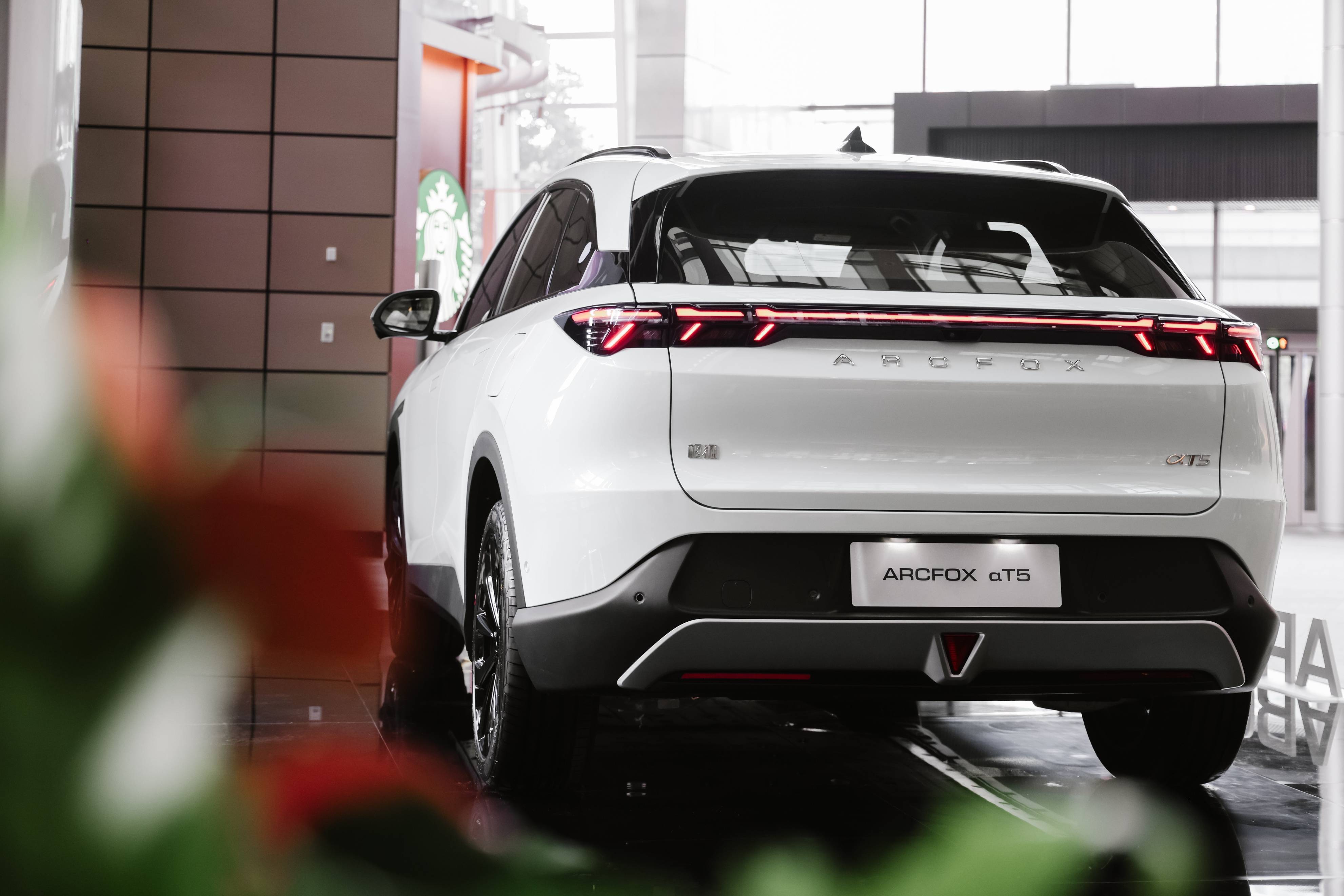 售价15.58万起，配备同级唯一800V超充，极狐阿尔法T5正式上市_搜狐汽车_搜狐网