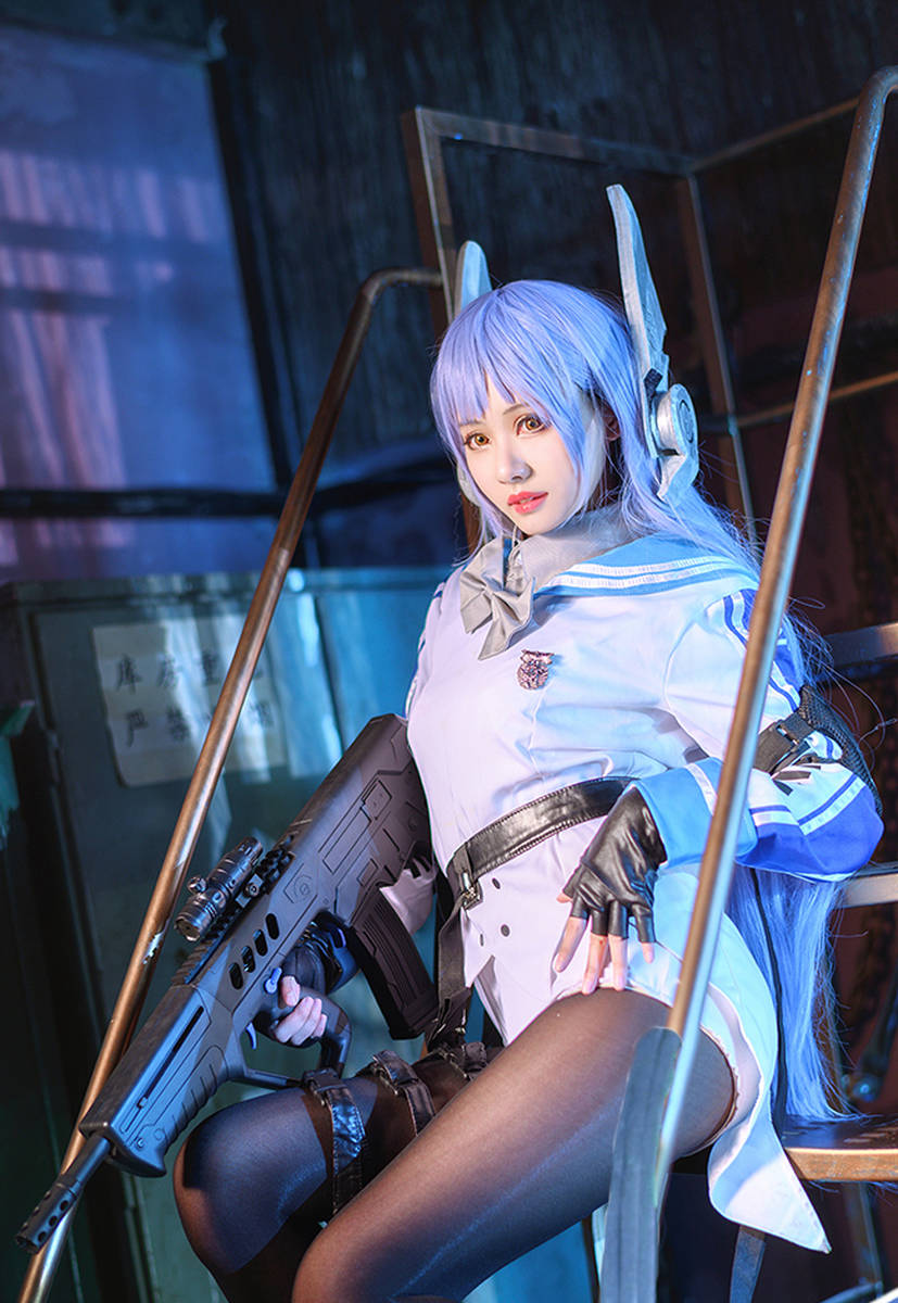 少女前线TAR-21 COS，水手服少女持枪侧坐，蓝毛黑袜又纯又欲