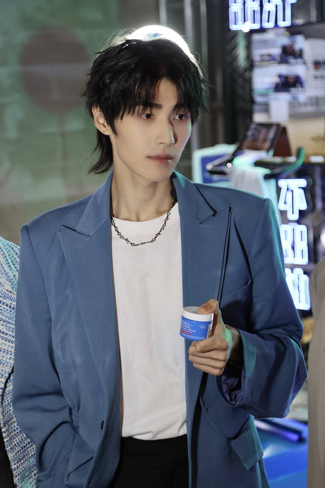 科颜氏在长沙搭了个超酷直播间 请年轻人过来花式挑战24小时不出油_Kiehl