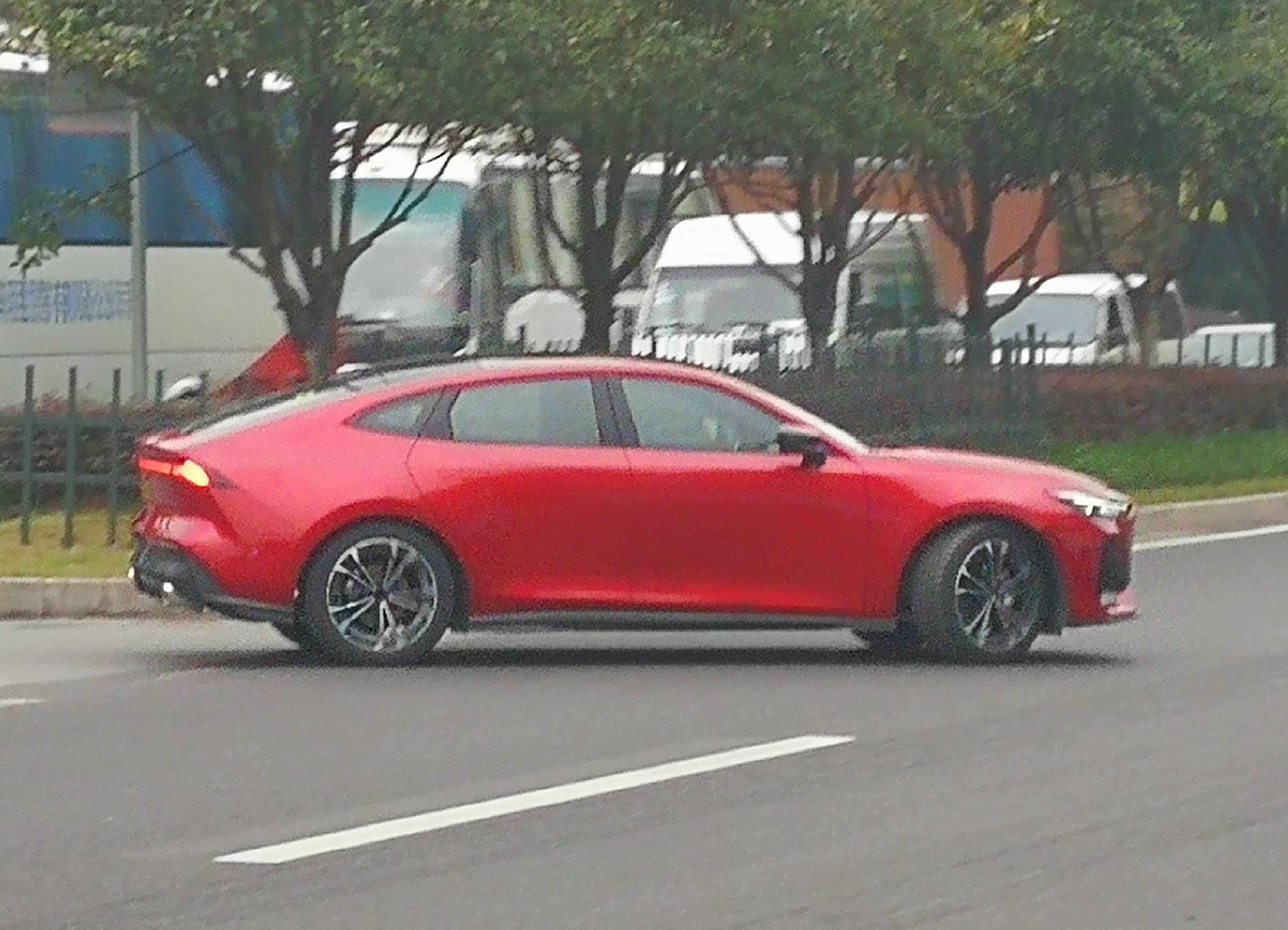 长安UNI-V实车上路，红色车漆明显更动感，采用和奥迪A7类似风格_搜狐汽车_搜狐网