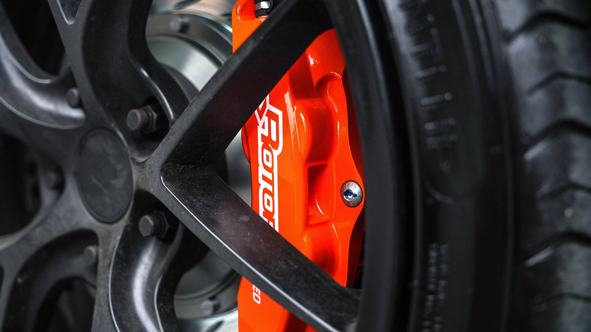 奥迪A3改装升级Rotora刹车 大四活塞卡钳RF403_搜狐汽车_搜狐网