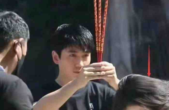 犯罪悬疑电影《消失的她》开机路透照曝光 主演朱一龙倪妮文咏珊黑t亮相 李木子 报警 妻子