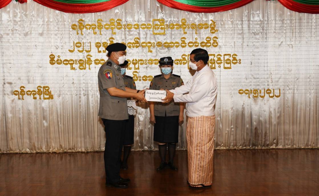缅军仰光军区司令出席缅甸警察部队表彰仪式_Win_Myo_钮温瑞