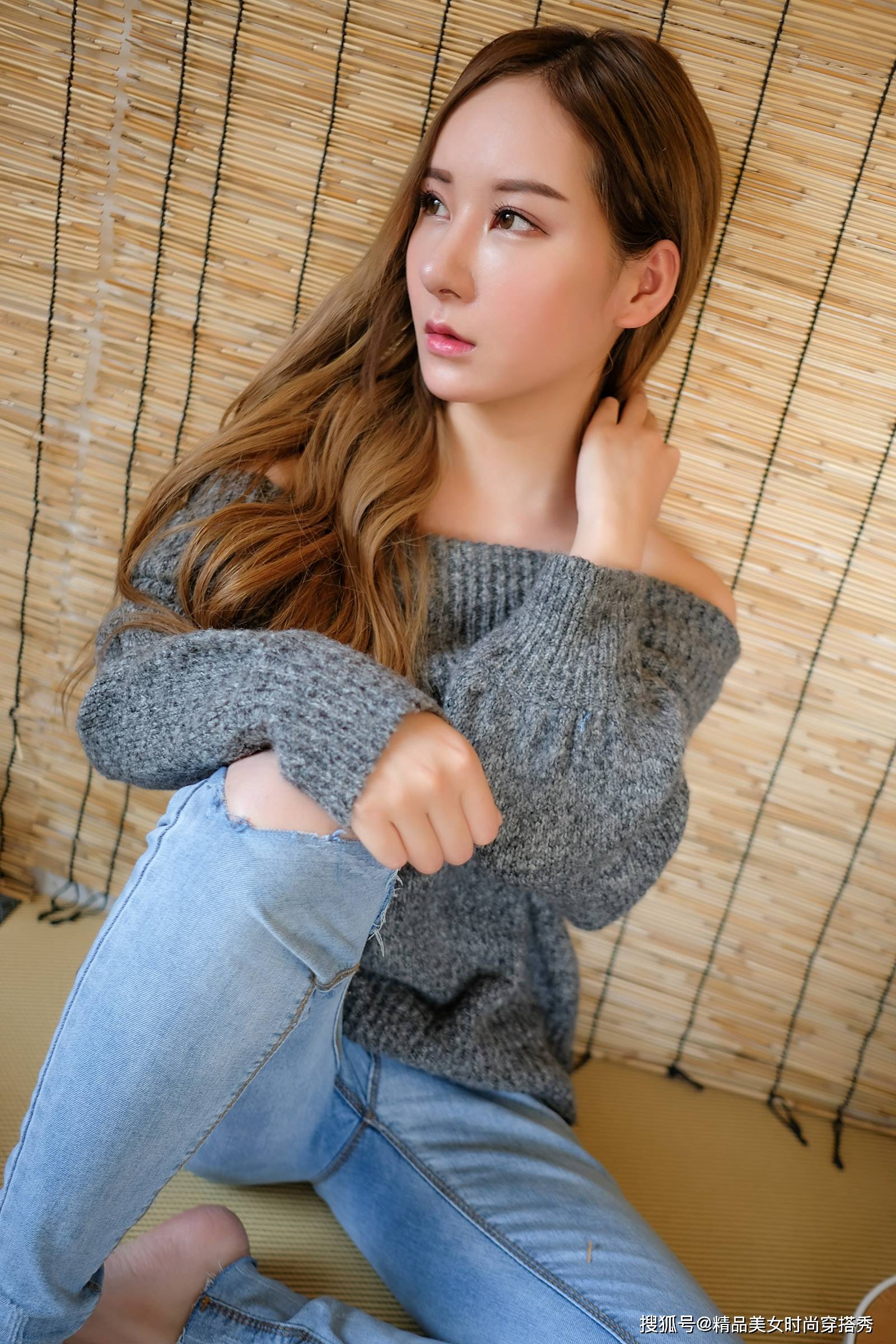 娇小可爱的清纯小妹，一字肩小衫配牛仔裤青春靓丽 搜狐大视野 搜狐新闻