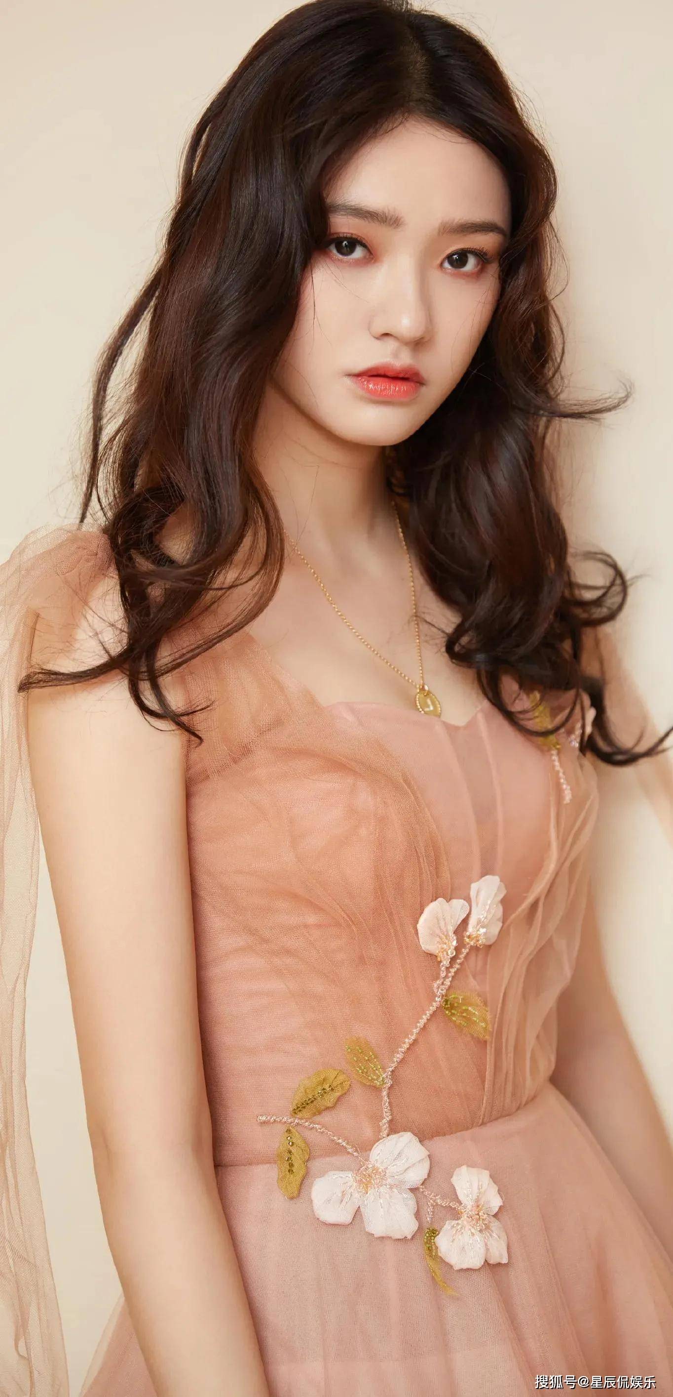 青春靓丽，温婉大方，唯美迷人林允 搜狐大视野 搜狐新闻