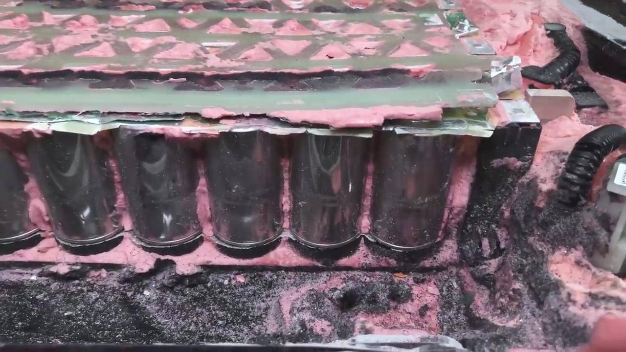 特斯拉4680 CTC Model Y拆解实录3：为什么4680续航不如2170版本？_搜狐汽车_搜狐网