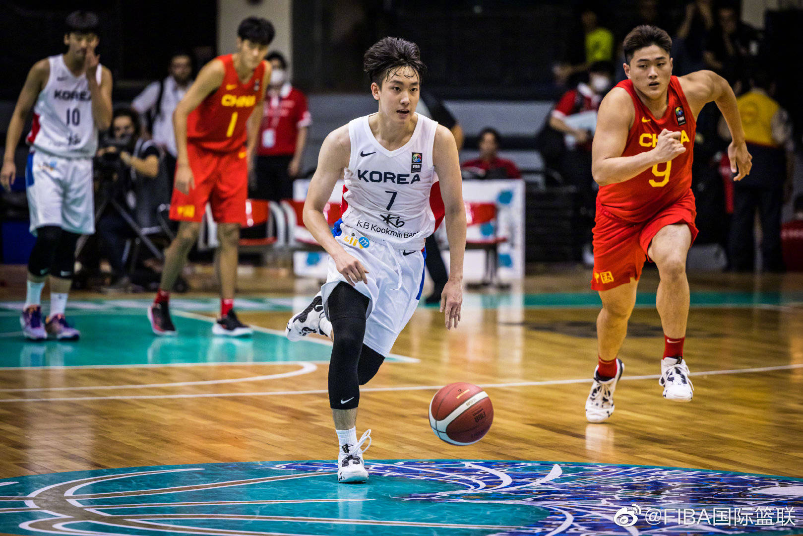 组图：U18亚锦赛中国男篮胜韩国 内线争夺激烈-搜狐大视野-搜狐新闻