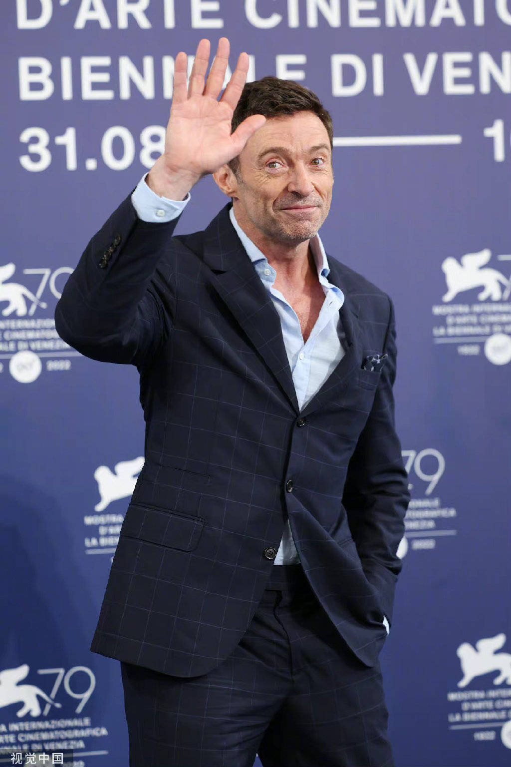 休·杰克曼威尼斯红毯吻妻狂秀恩爱 帅气wink魅力足-搜狐大视野-搜狐新闻