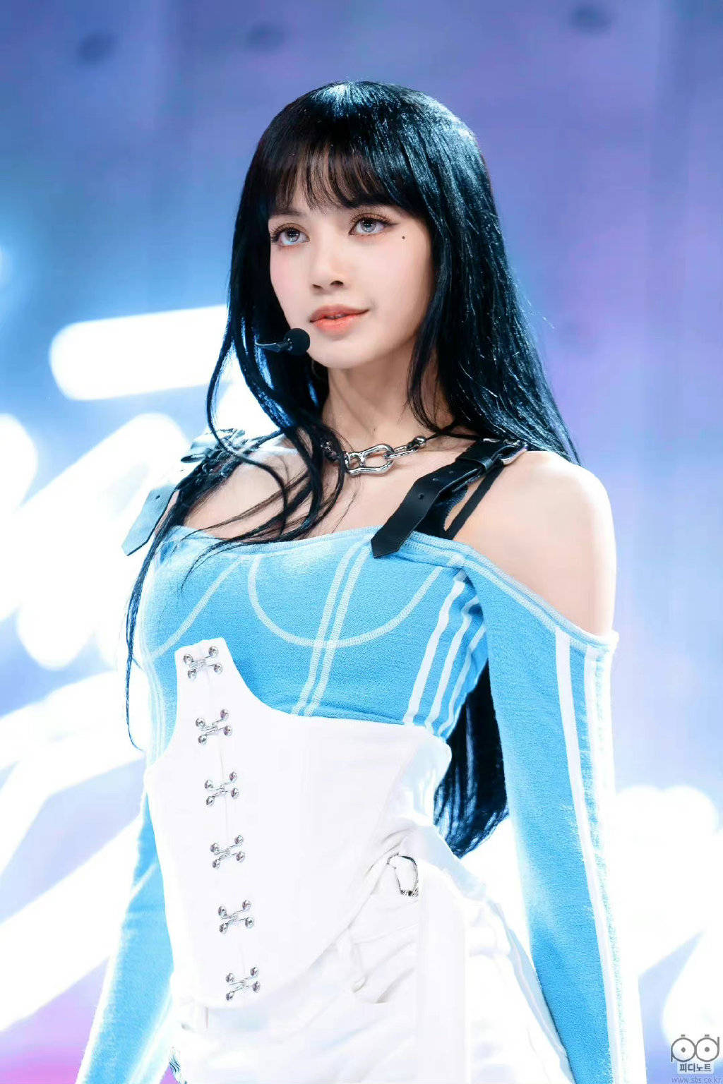 LISA黑直长造型太惊艳 搭蓝白修身裙成精致洋娃娃-搜狐大视野-搜狐新闻