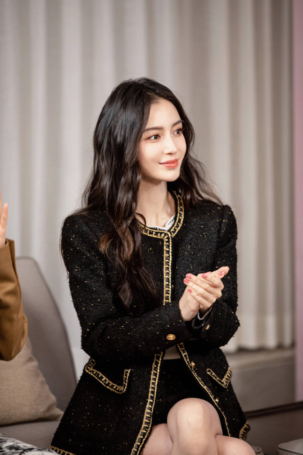 Angelababy直播造型美照释出 面露甜笑优雅迷人-搜狐大视野-搜狐新闻