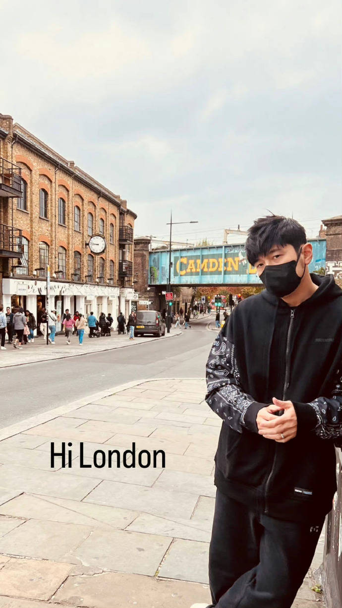 周杰伦晒英国游玩近照 儿子罗密欧对镜比耶超可爱 搜狐大视野 搜狐新闻