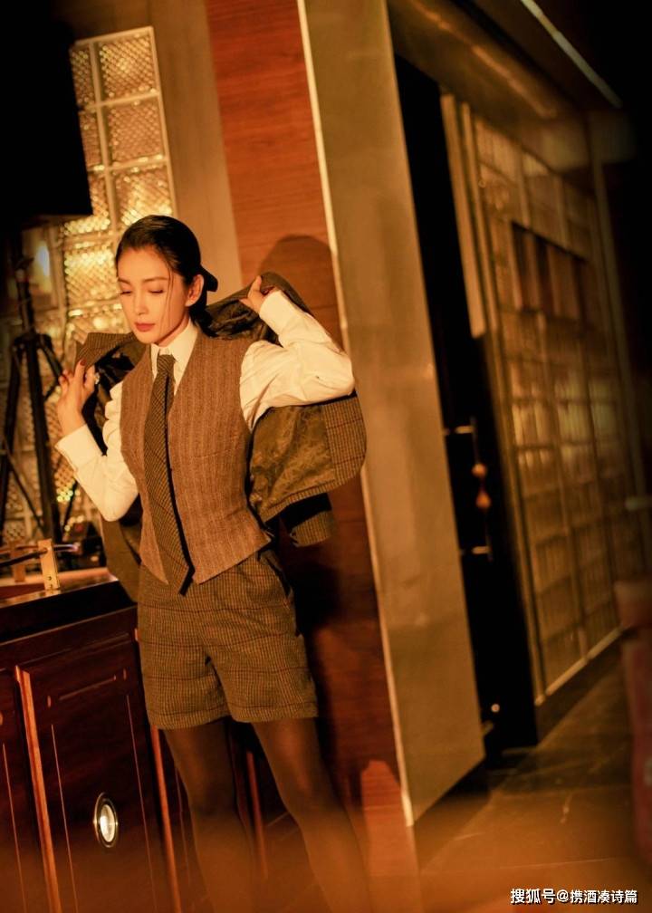 李冰冰拍摄时尚西装写真, 身材仍然保持完美-搜狐大视野-搜狐新闻