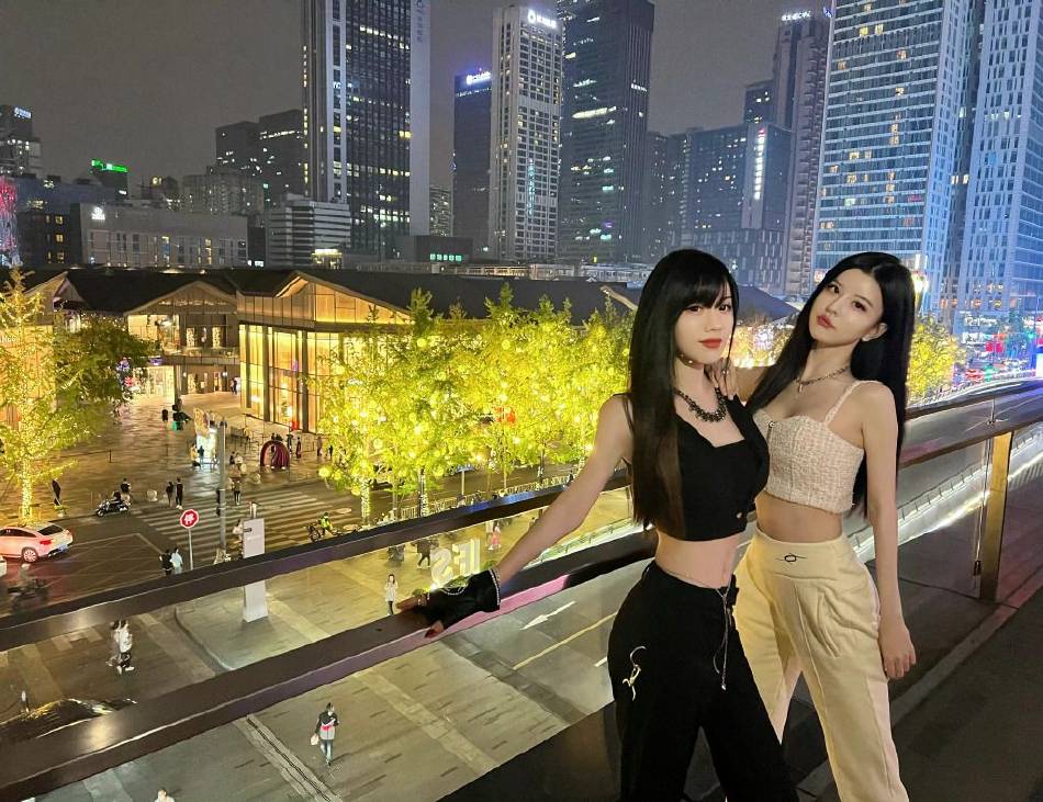 By2姐妹合体现身挑选婚纱 疑要结婚引网友热议-搜狐大视野-搜狐新闻