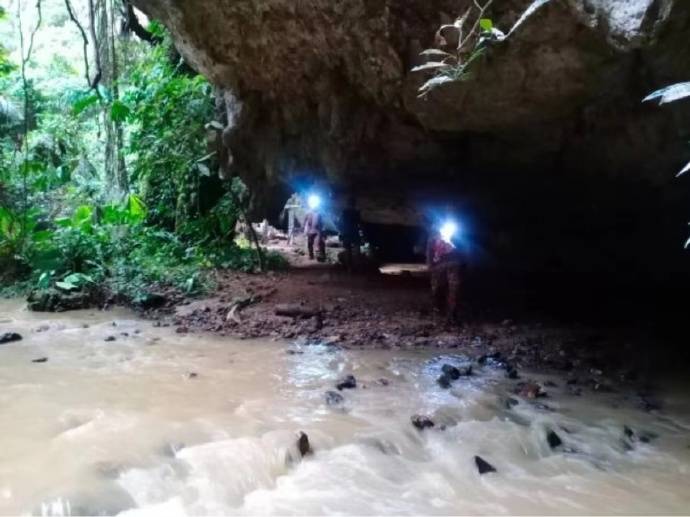 陈伟霆《爆裂点》剧组遇暴雨被困 所幸全员脱险 搜狐大视野 搜狐新闻