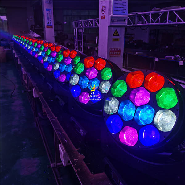 12颗40瓦led 四合一摇头灯 led舞台染色调焦摇头灯-搜狐大视野-搜狐新闻