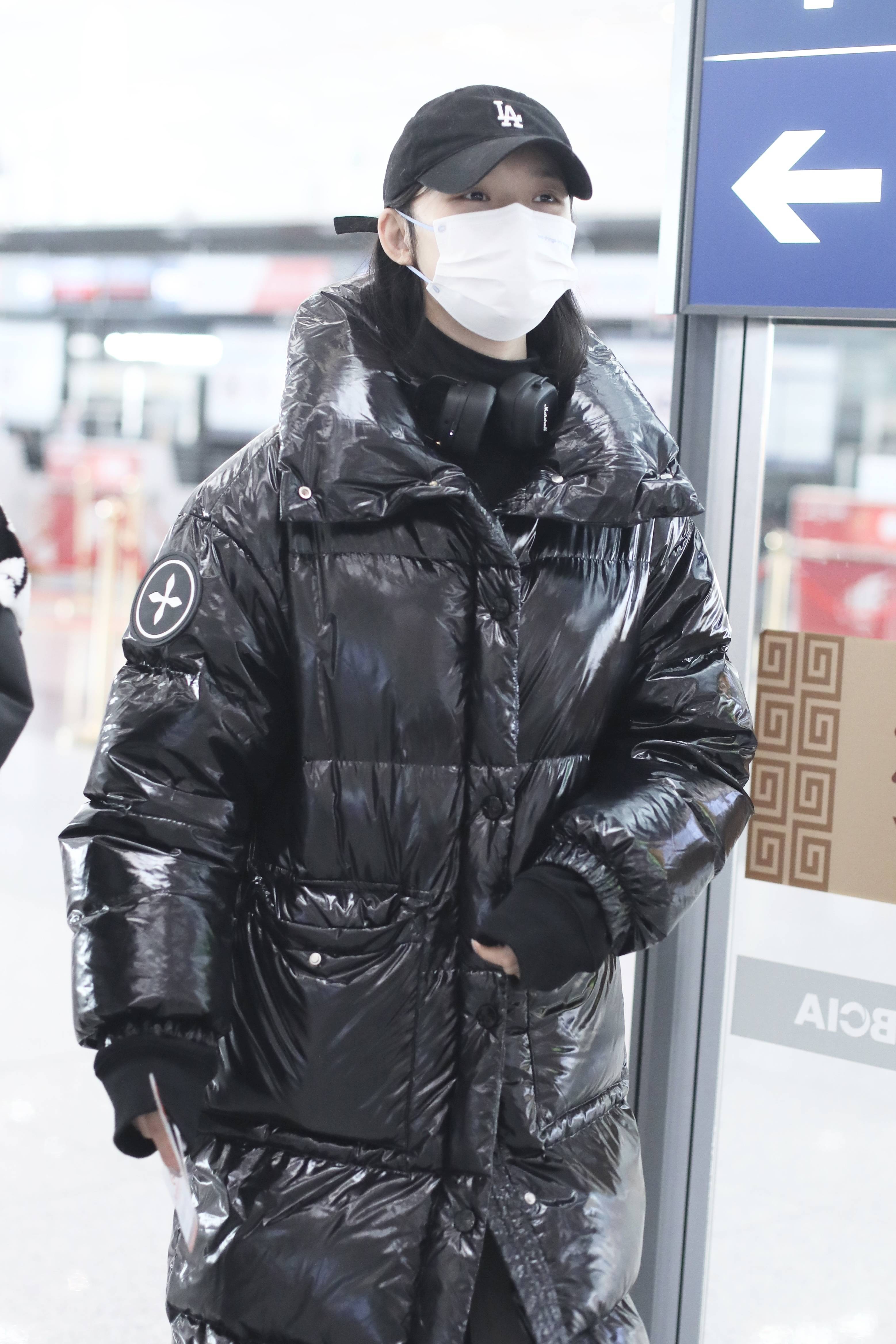 林允穿厚厚长款羽绒服 脚蹬雪地鞋纤细小腿抢镜 搜狐大视野 搜狐新闻