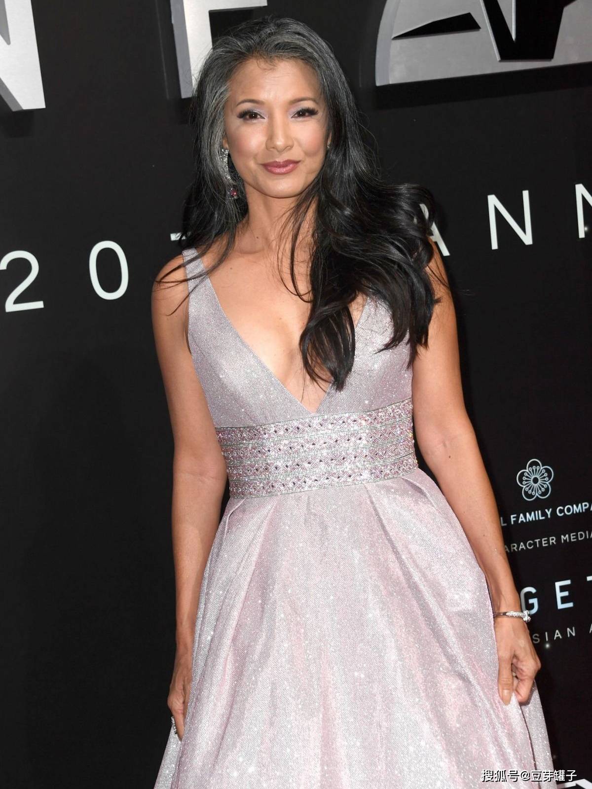 华裔女星胡凯莉，穿深V礼服，曲线凹凸，风韵迷人-搜狐大视野-搜狐新闻